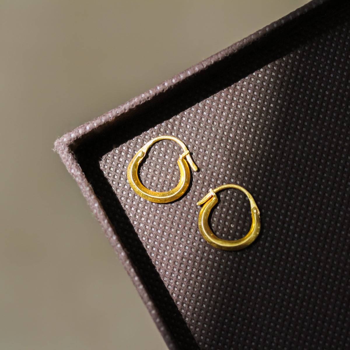 Pamaaw Ivatan Gold Huggie Hoop Earrings – AMAMI Filipino Jewelry