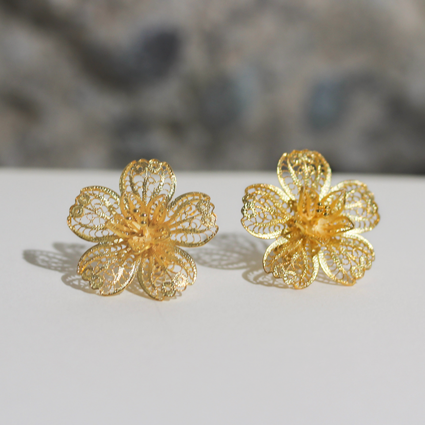Carnation Filigree Stud Earrings – AMAMI Filipino Jewelry